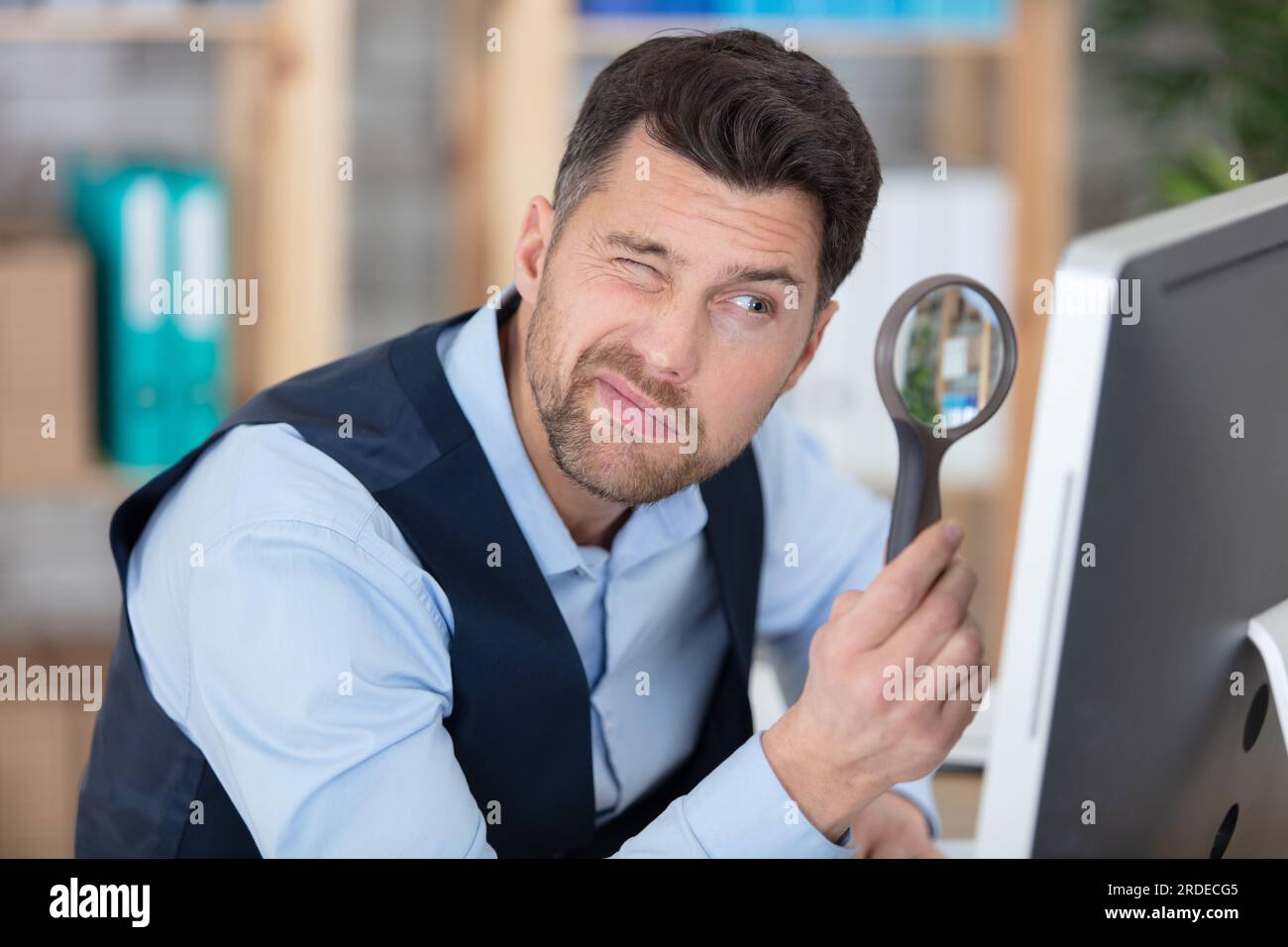 Suspicious man computer hi-res stock photography and images - Alamy