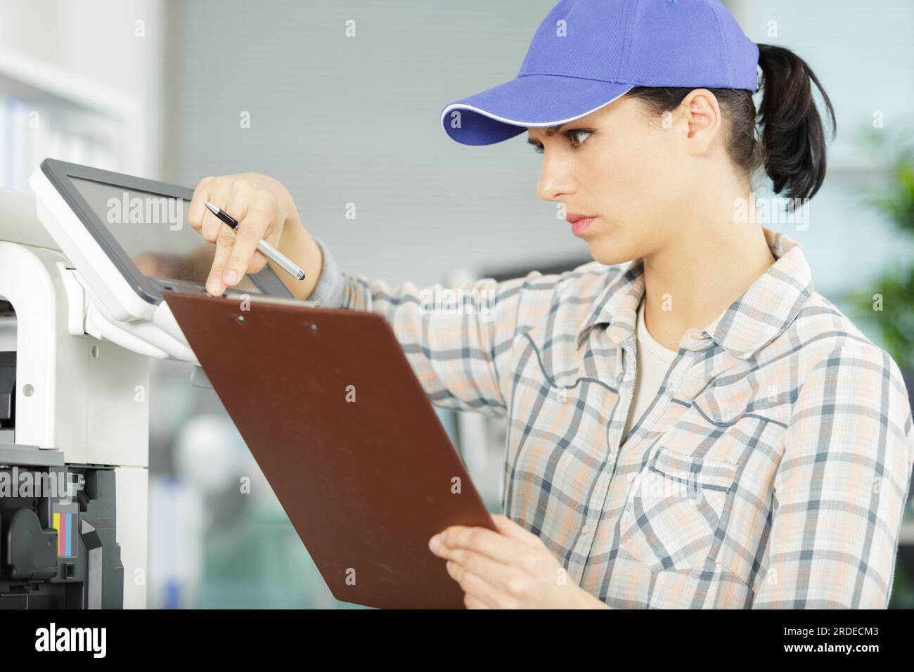 woman is fixing a printer Stock Photo - Alamy