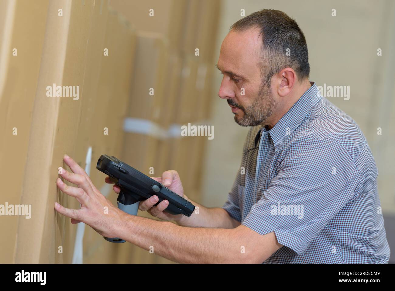 Delivery man scanning boxes hi-res stock photography and images - Alamy