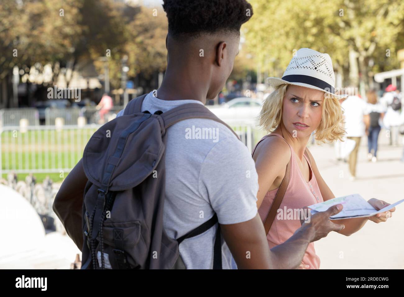 lost couple of tourist searching location in paper map Stock Photo - Alamy