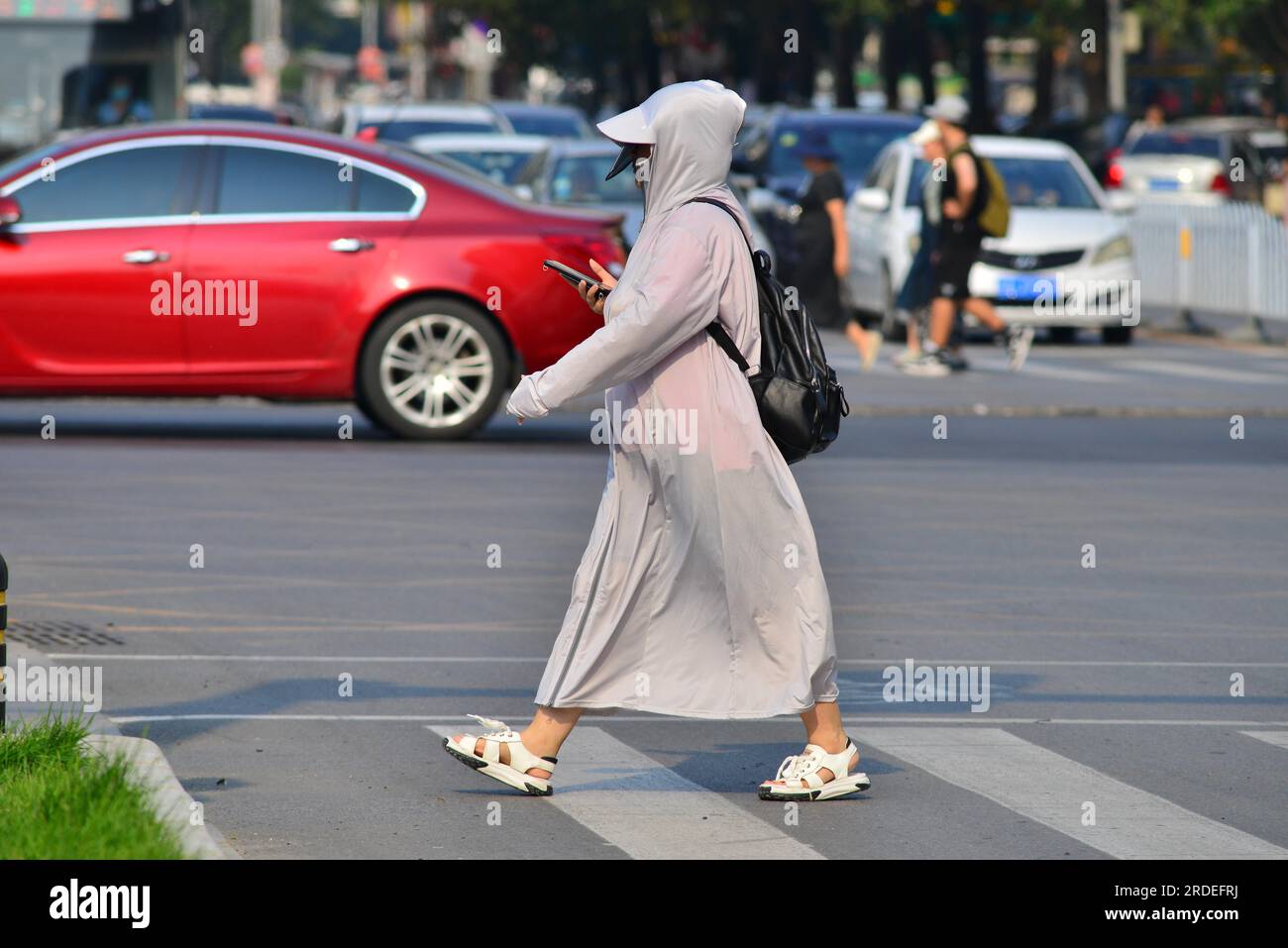 People travel out amid high temperature in Shenyang City, northeast ...