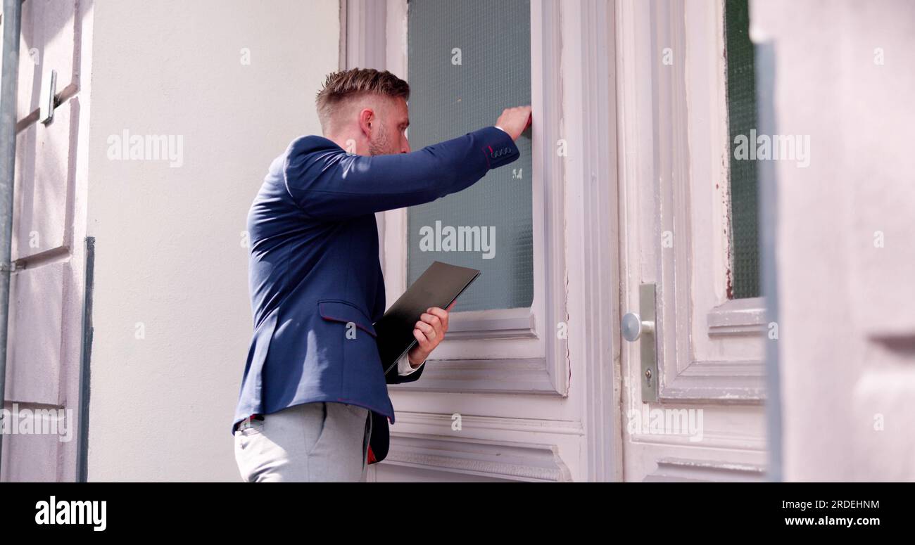 Police knocking door hi-res stock photography and images - Alamy