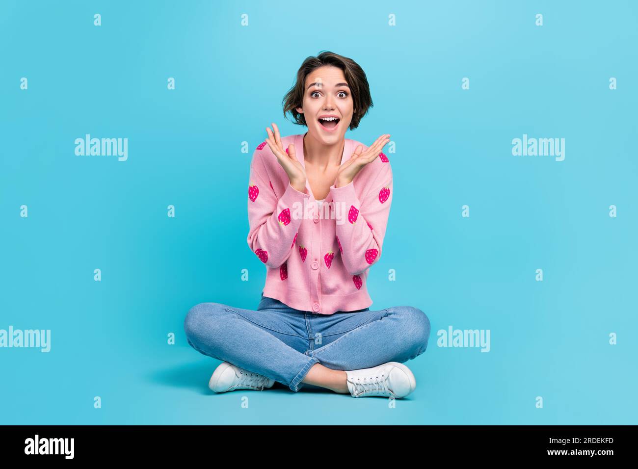 Full body photo of young girl scream hands cheeks unexpected impressed ...