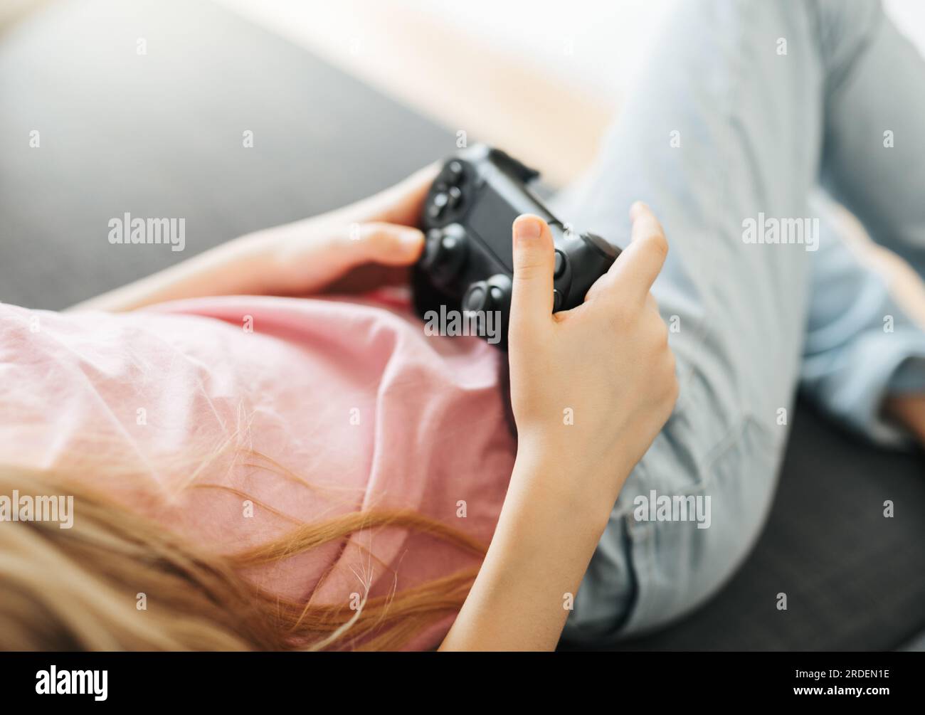 Gamer girl hi-res stock photography and images - Alamy