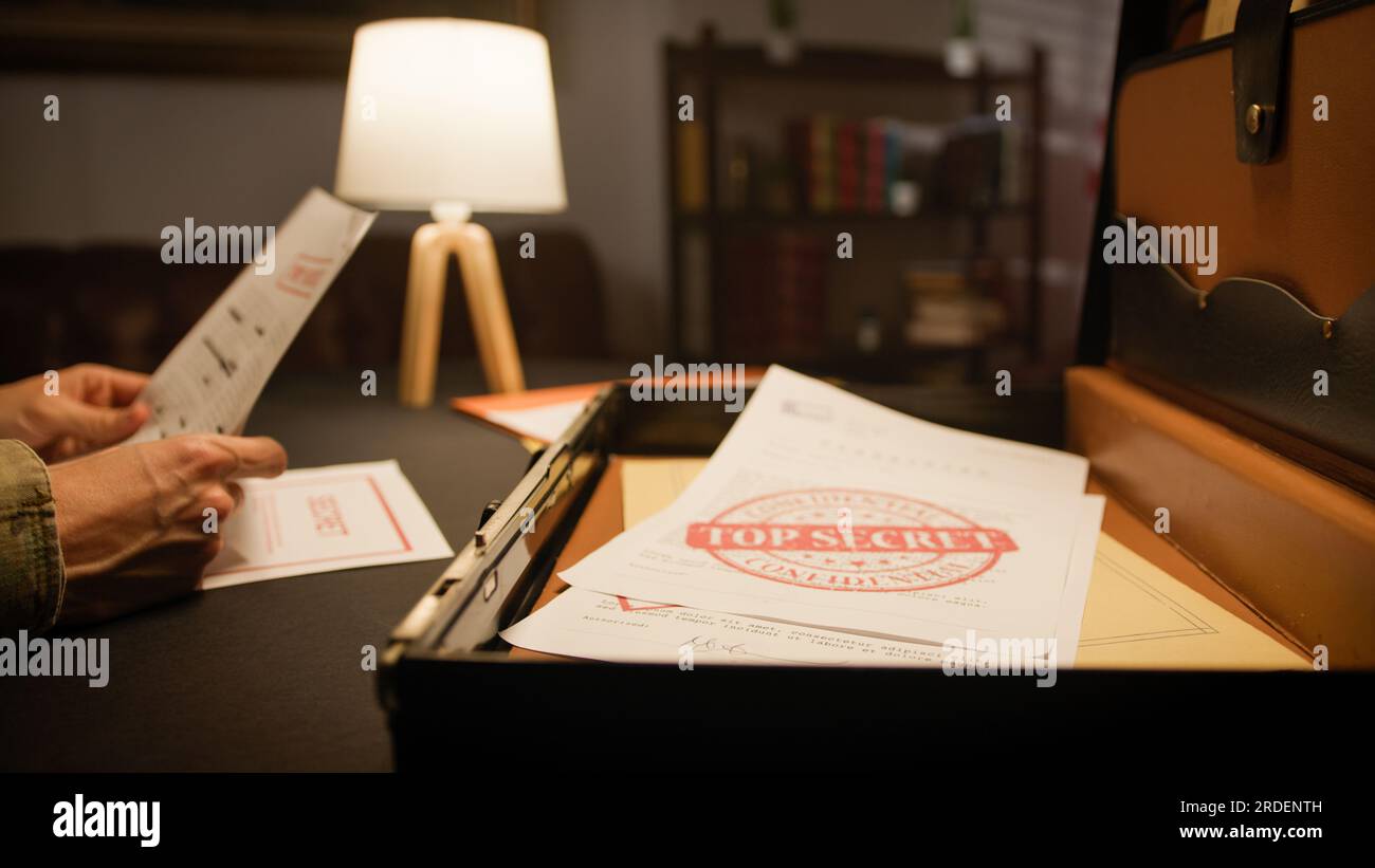 Top secret document hands hi-res stock photography and images - Alamy