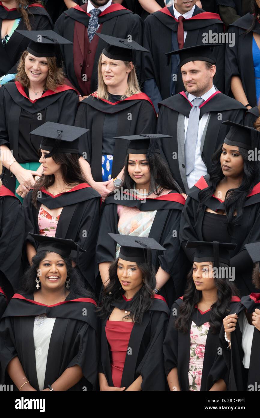 Happy students graduation hi-res stock photography and images - Alamy