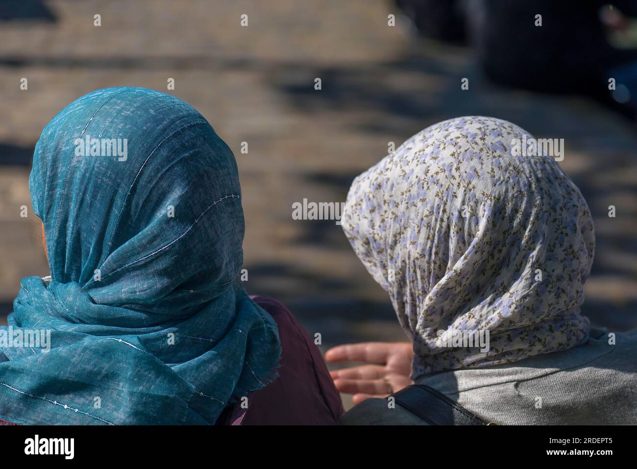 Headscarves conversation hi-res stock photography and images - Alamy