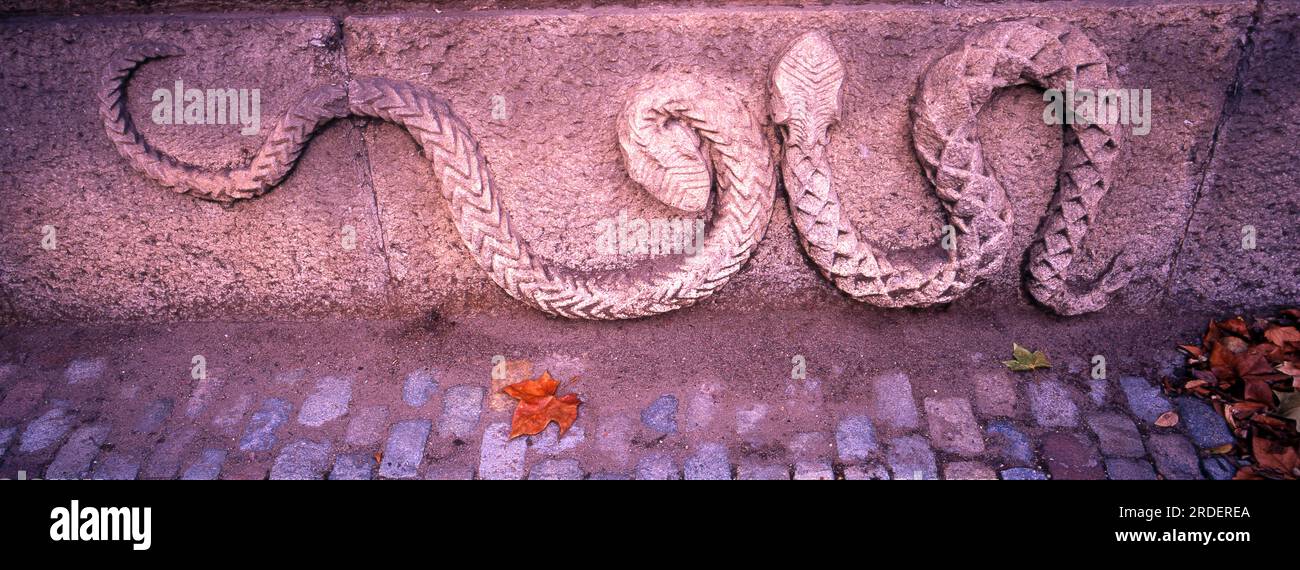 Escultura roja hi-res stock photography and images - Alamy