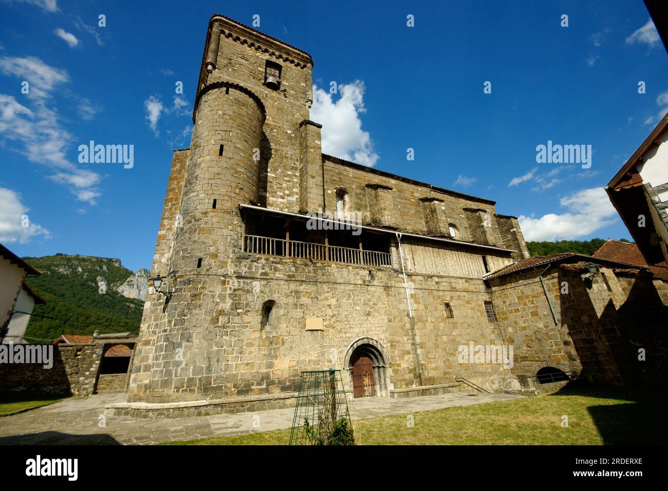 Iglesia-fortaleza de San Ciprian(s.XV).Isaba.Valle del Roncal. Gran ...