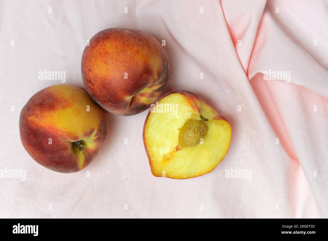 Cut peach on plate (Prunus persica Stock Photo - Alamy