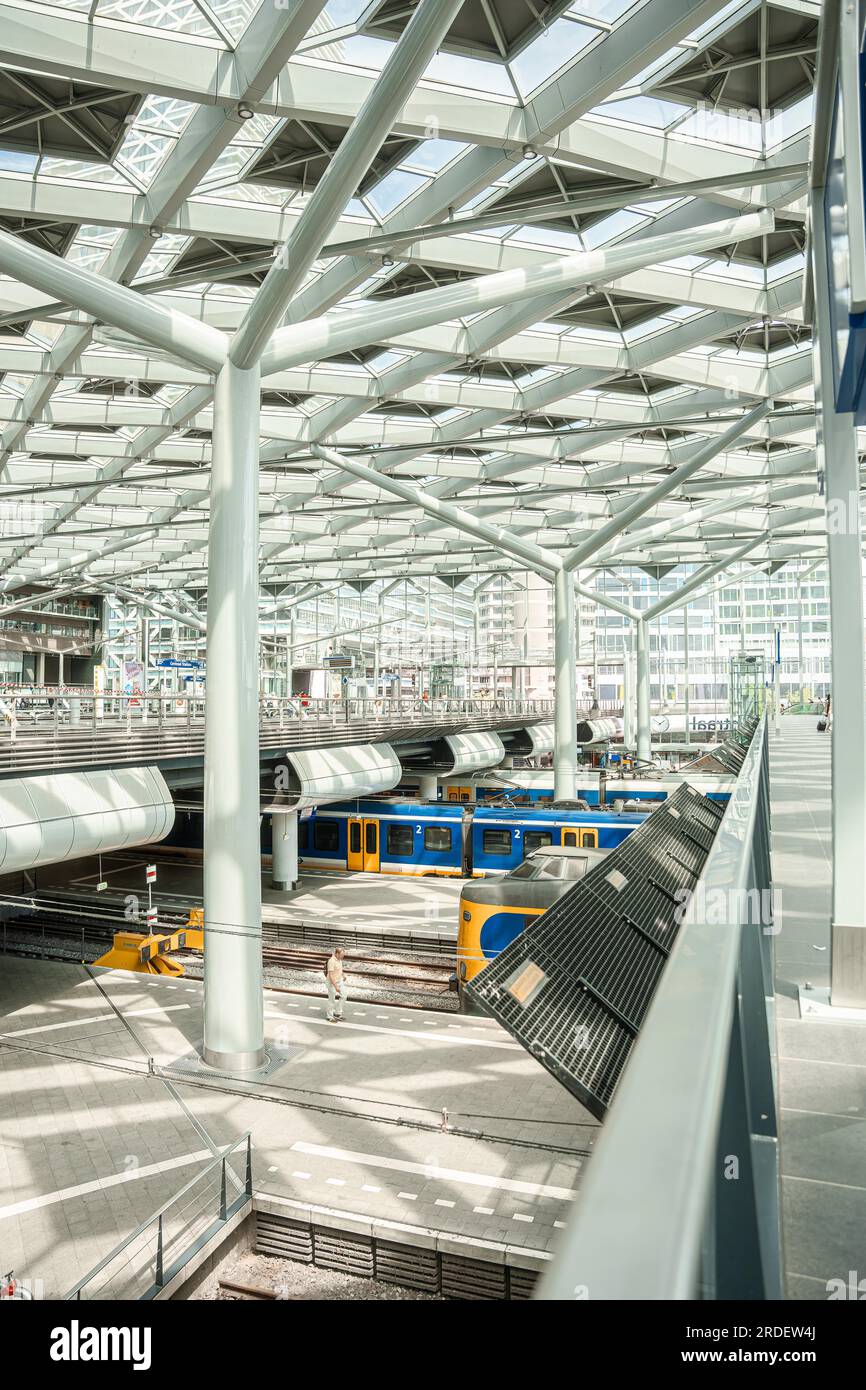 Impressive white interior architecture at railway station, The Hague ...
