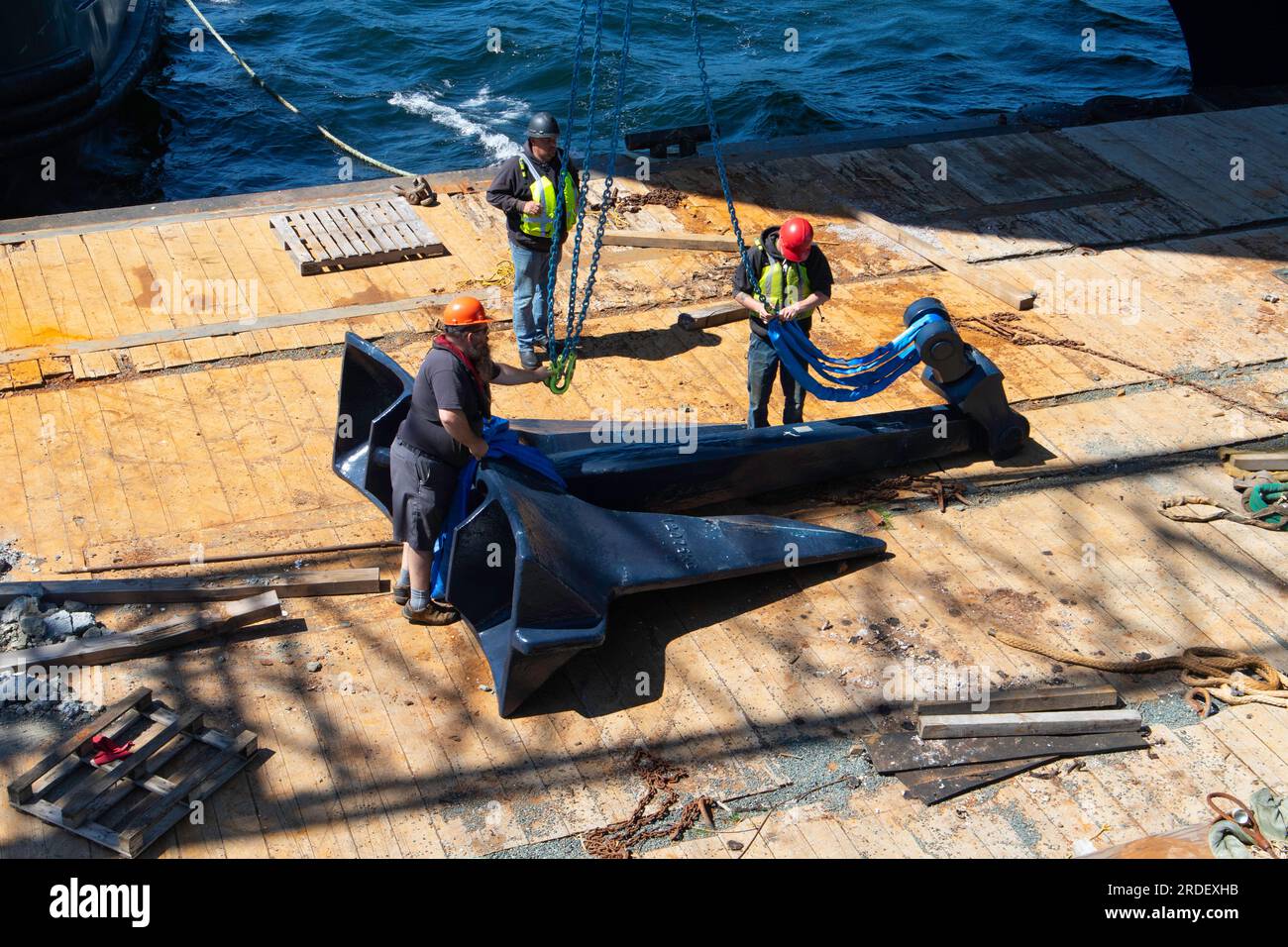 Dockworkers repairing a ships anchor Stock Photo - Alamy