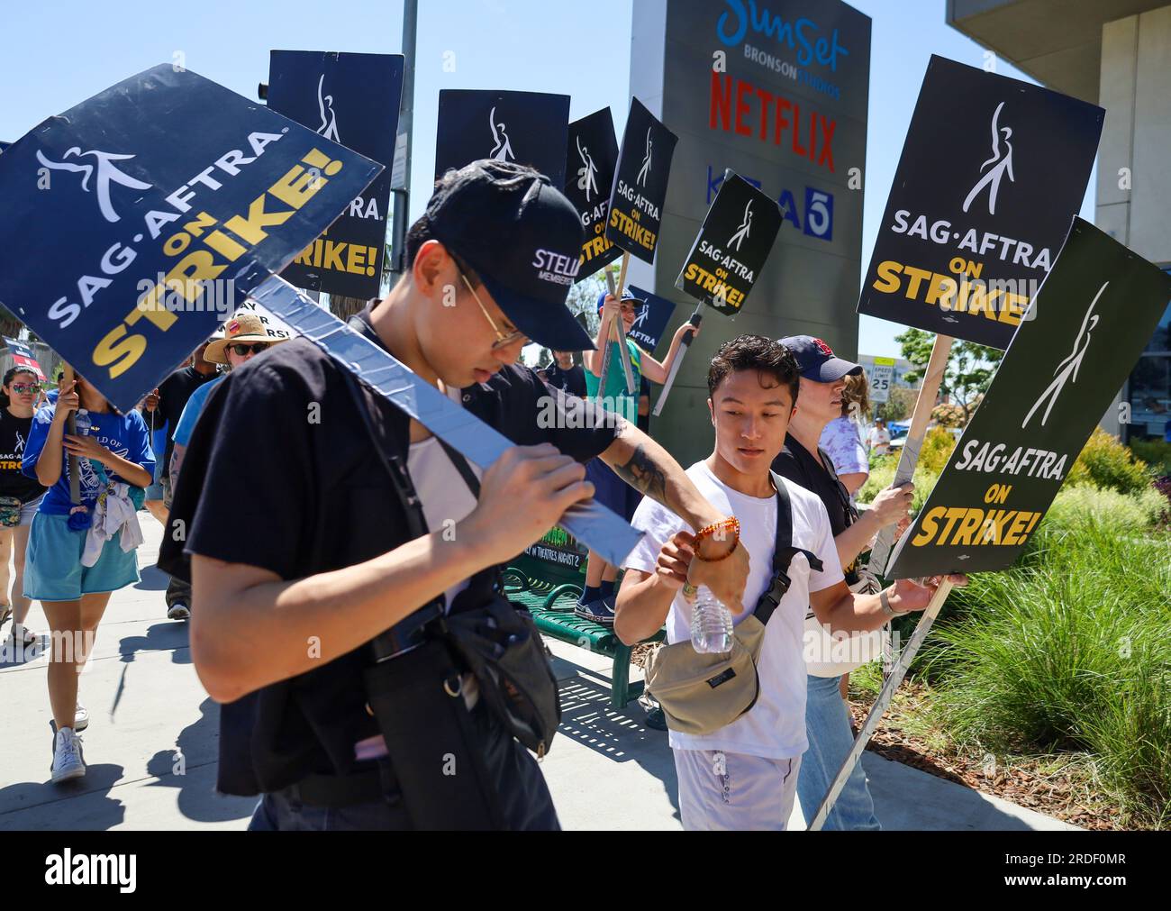 On strike signs hi-res stock photography and images - Alamy