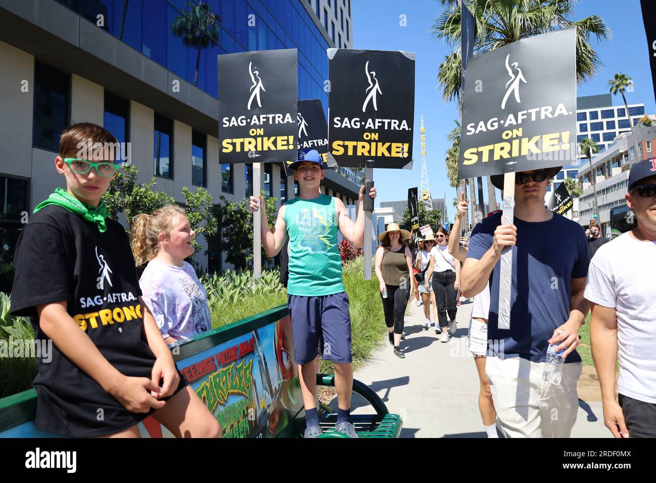 Wga picket signs hi-res stock photography and images - Alamy
