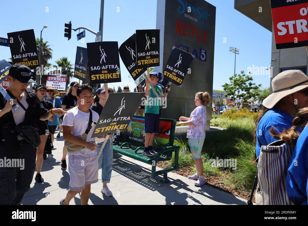 Wga picket signs hi-res stock photography and images - Alamy