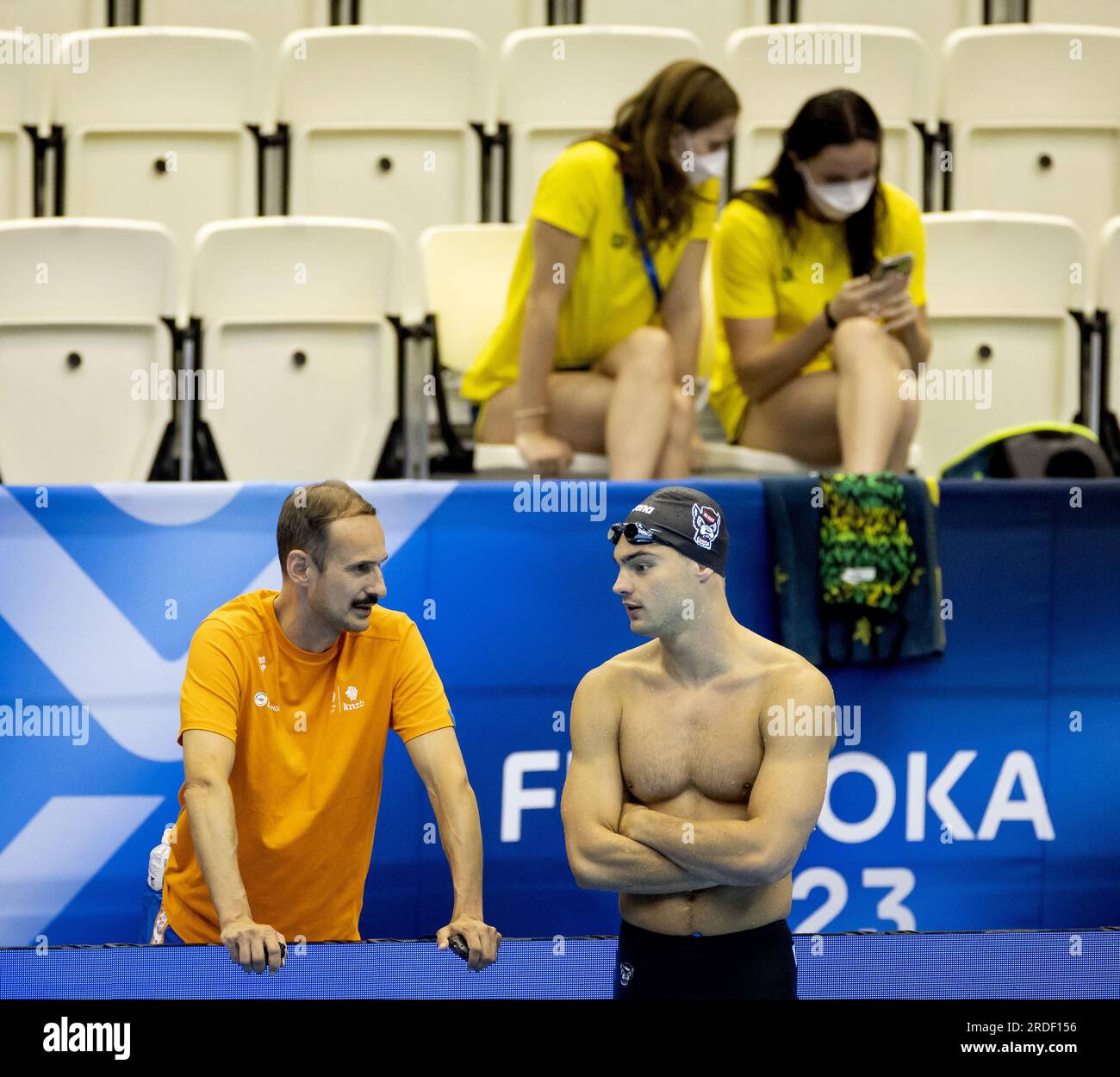 FUKUOKA - Coach Patrick Pearson and Nyls Korstanje during training in ...