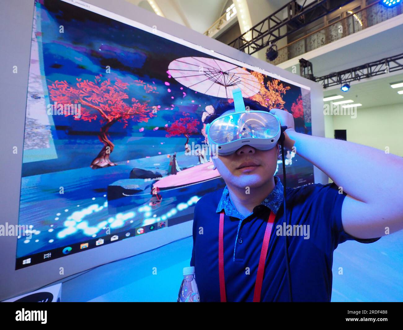 Vr viewer hi-res stock photography and images - Alamy