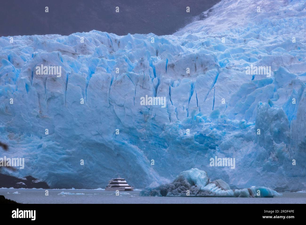 Ship in front of a glacier hi-res stock photography and images - Alamy