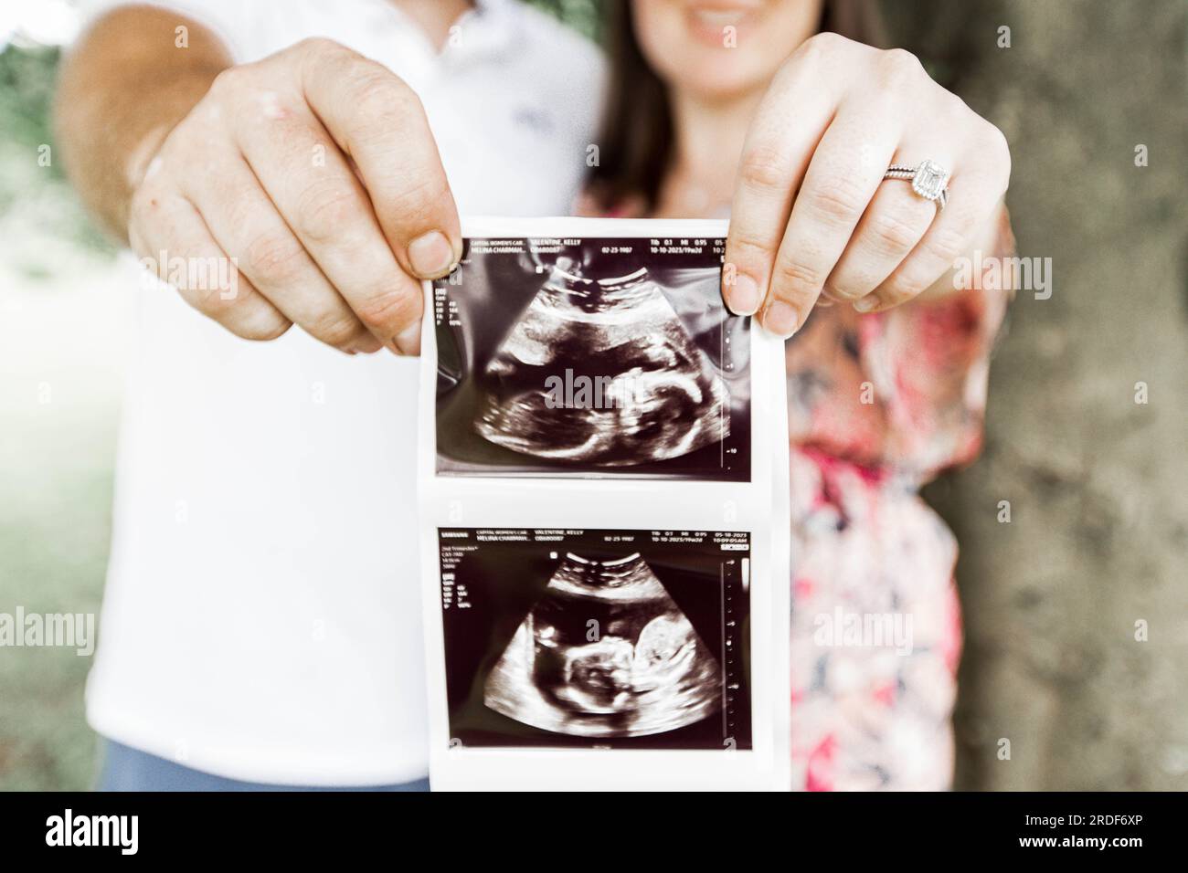 Pregnancy announcement to parents hi-res stock photography and images ...
