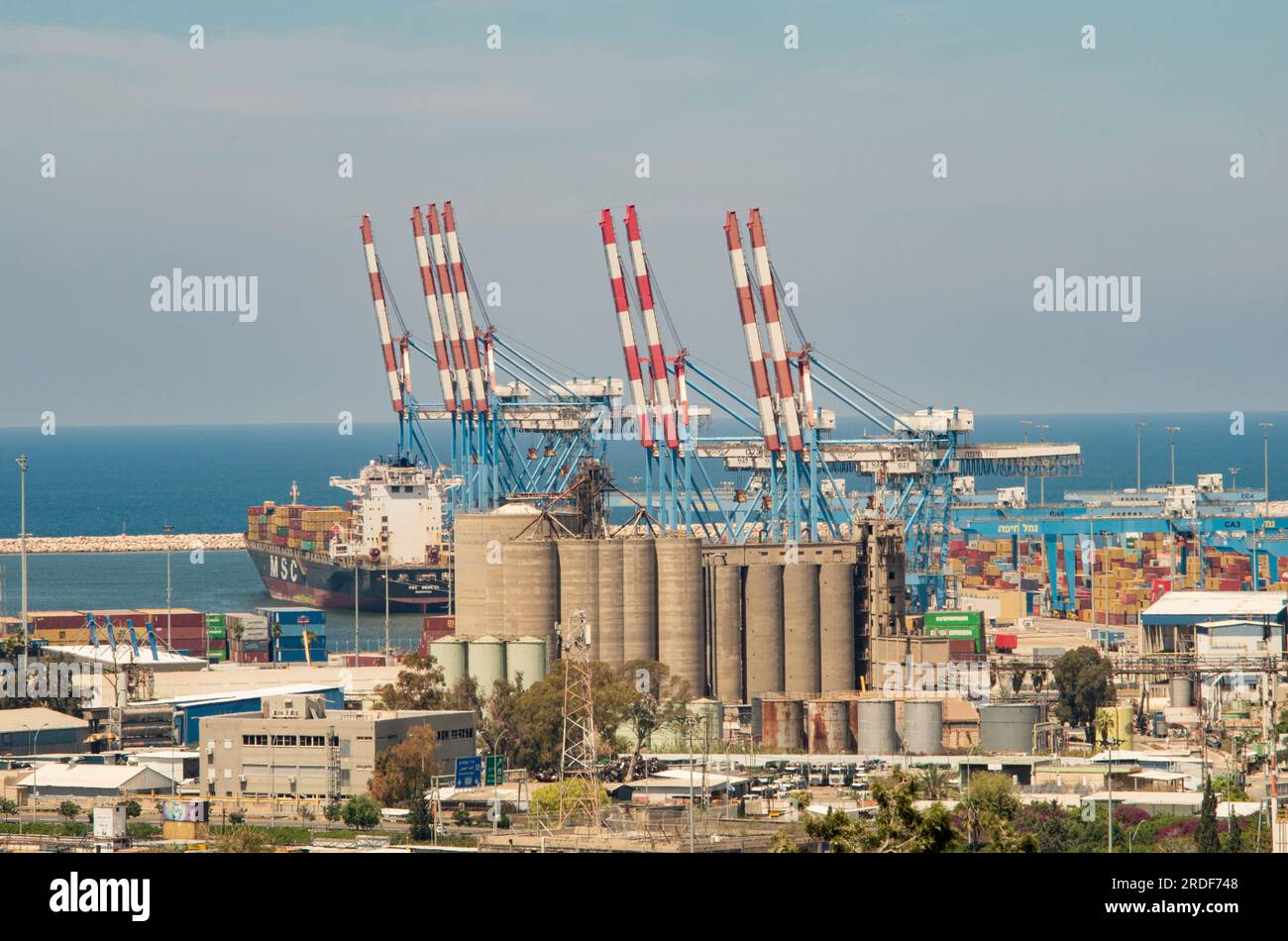 Cargo ship people in port hi-res stock photography and images - Alamy