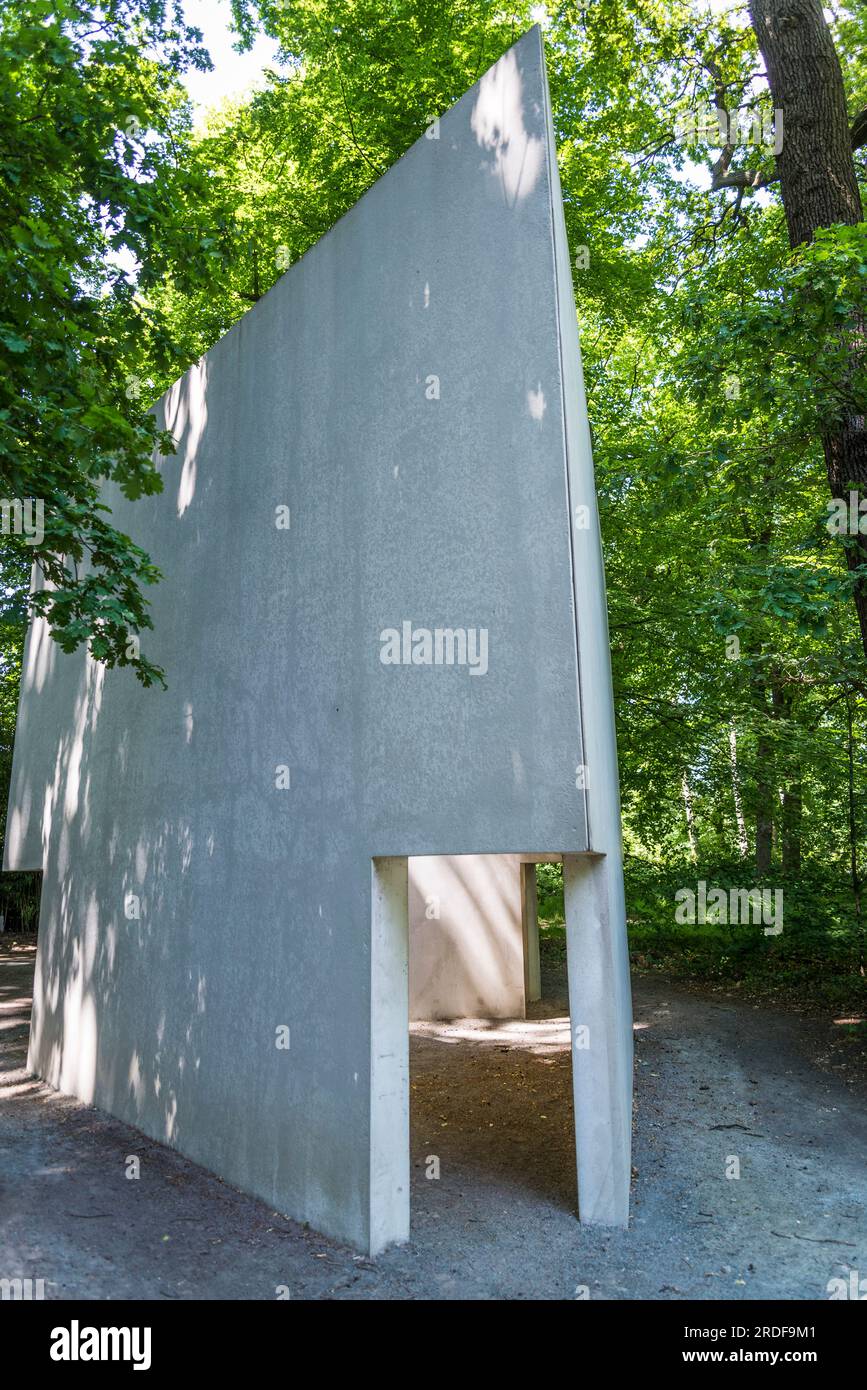 Bruce Nauman 'Dimond Shaped Room with Yellow Light', 2018, Middelheim ...