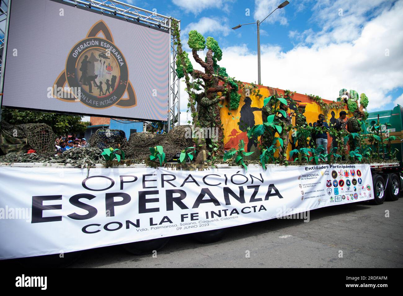 Colombian army soldiers that took part in the rescue mission of the 4 ...