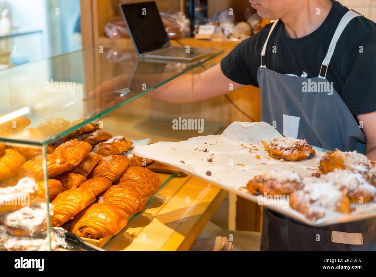 Unrecognizable baker of bakery in workshop workshop of artisan bakery ...