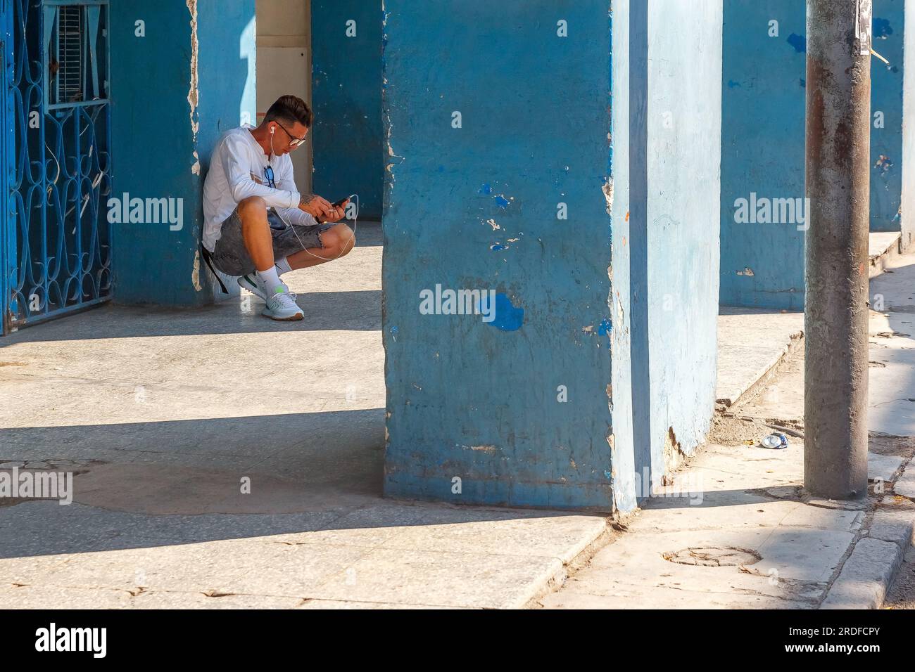 Cuban using mobile phone hi-res stock photography and images - Alamy