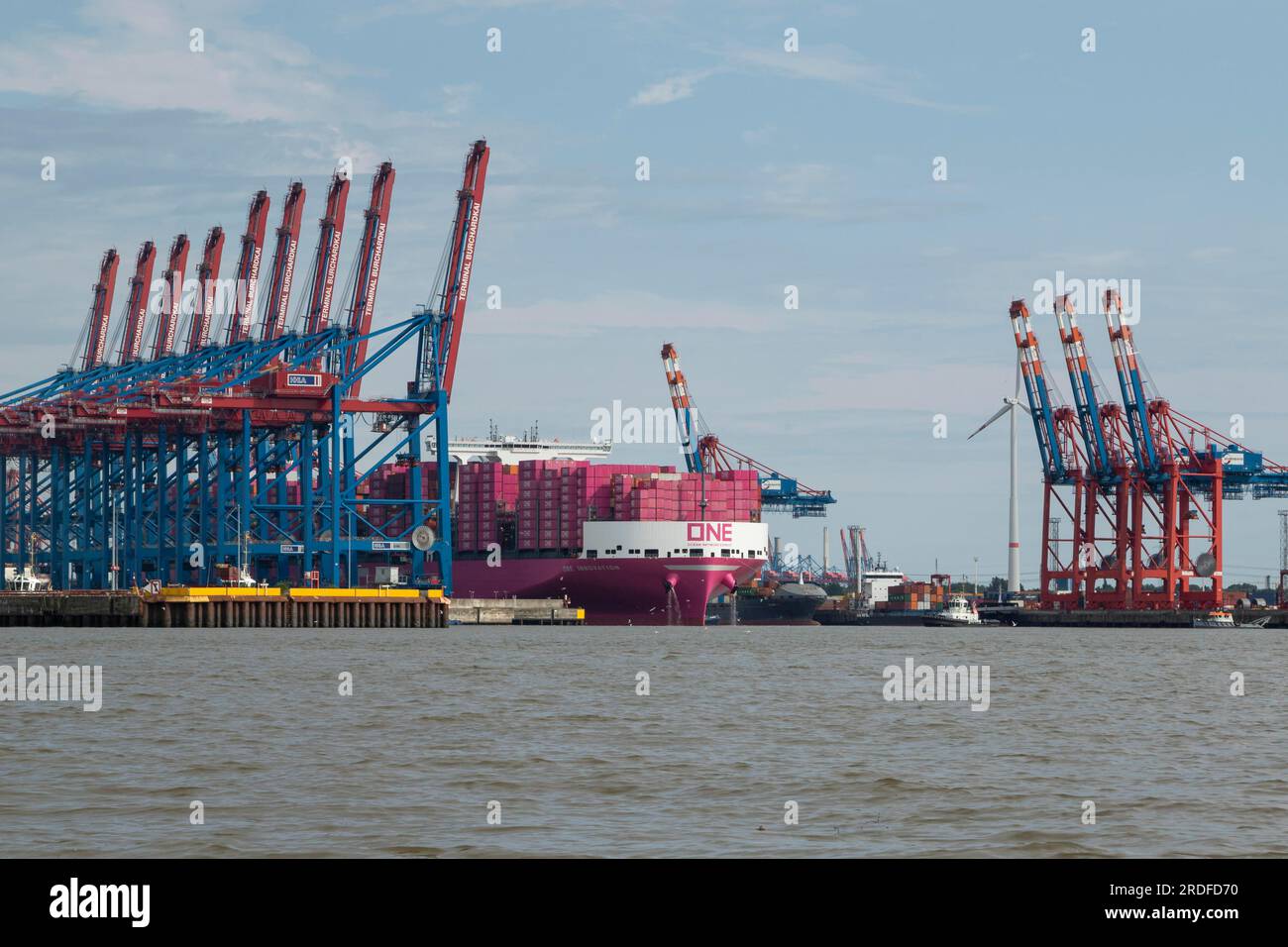 Pink container freighter One Innovation of the shipping company Ocean ...