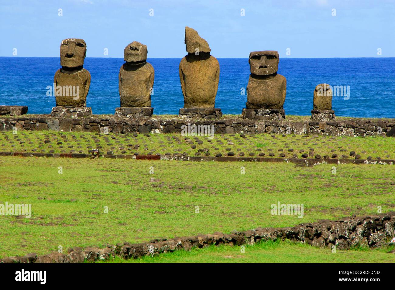 Moai stone sculptures (Roa (fish) ) Hanga, Rapa Nui, Easter Island ...