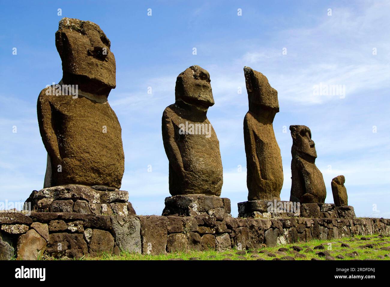 Moai stone sculptures (Roa (fish) ) Hanga, Rapa Nui, Easter Island ...