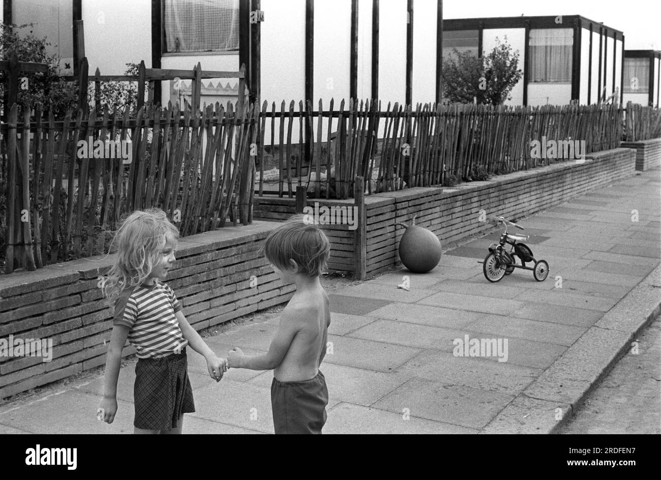 Children playing outside 1970s hi-res stock photography and images - Alamy