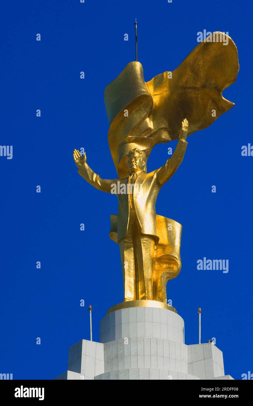 Gilded Statue of President Turkmenbashi, Arch of Neutrality, Ashgabat ...
