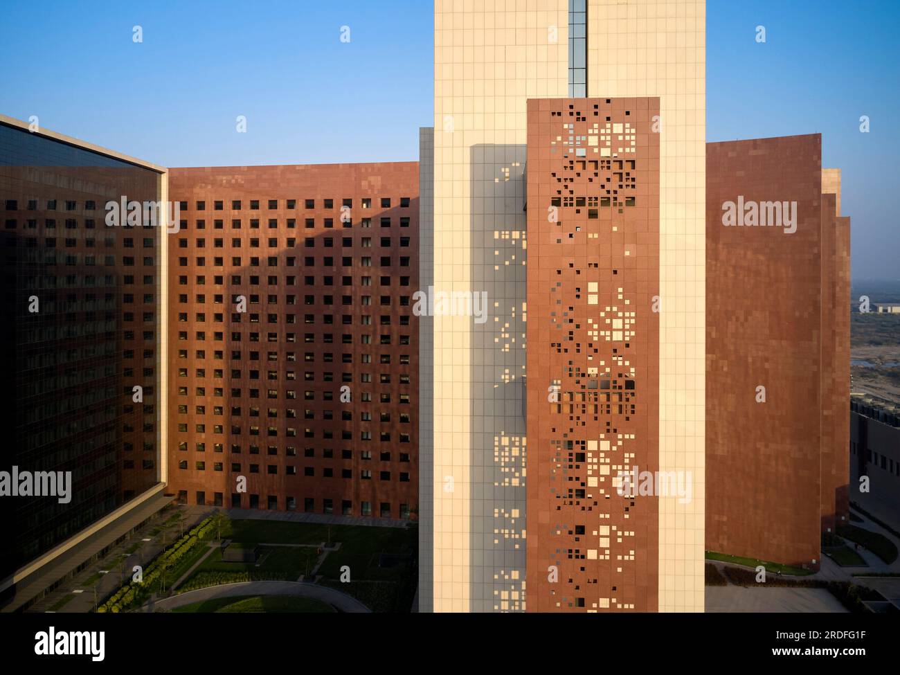 Facade detail. Surat Diamond Bourse, Surat, India. Architect ...