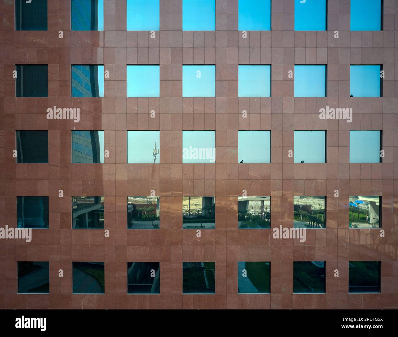 Facade detail. Surat Diamond Bourse, Surat, India. Architect ...