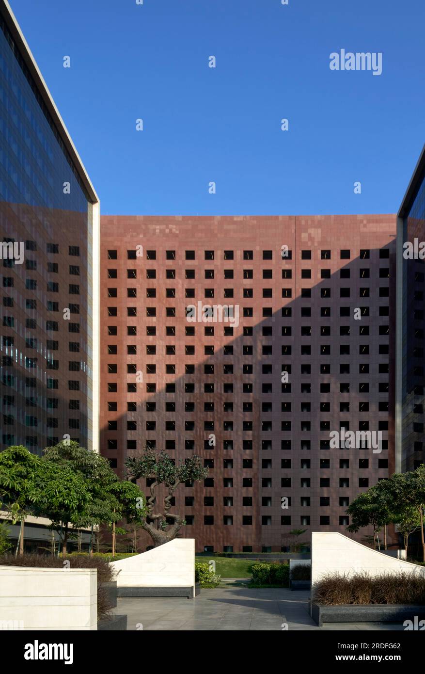 One of 6 external courtyards. Surat Diamond Bourse, Surat, India ...