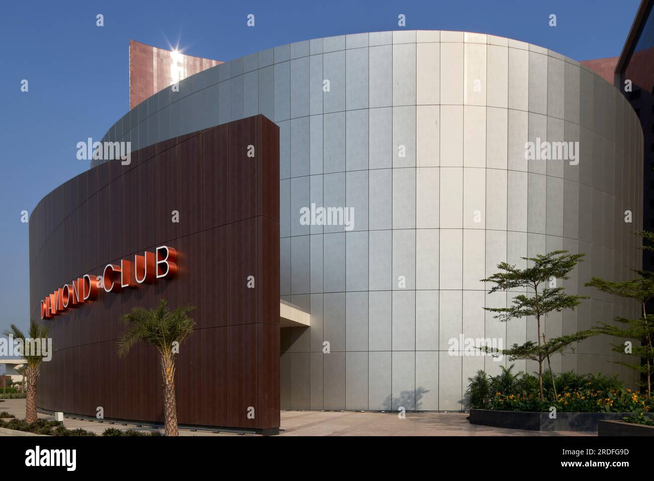 Diamond Club landscaped entrance path. Surat Diamond Bourse, Surat ...