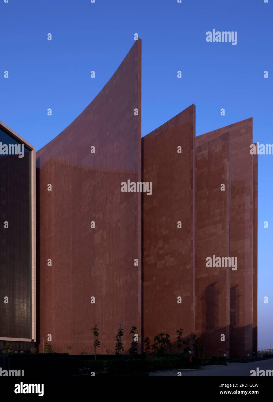 Exterior view. Surat Diamond Bourse, Surat, India. Architect ...