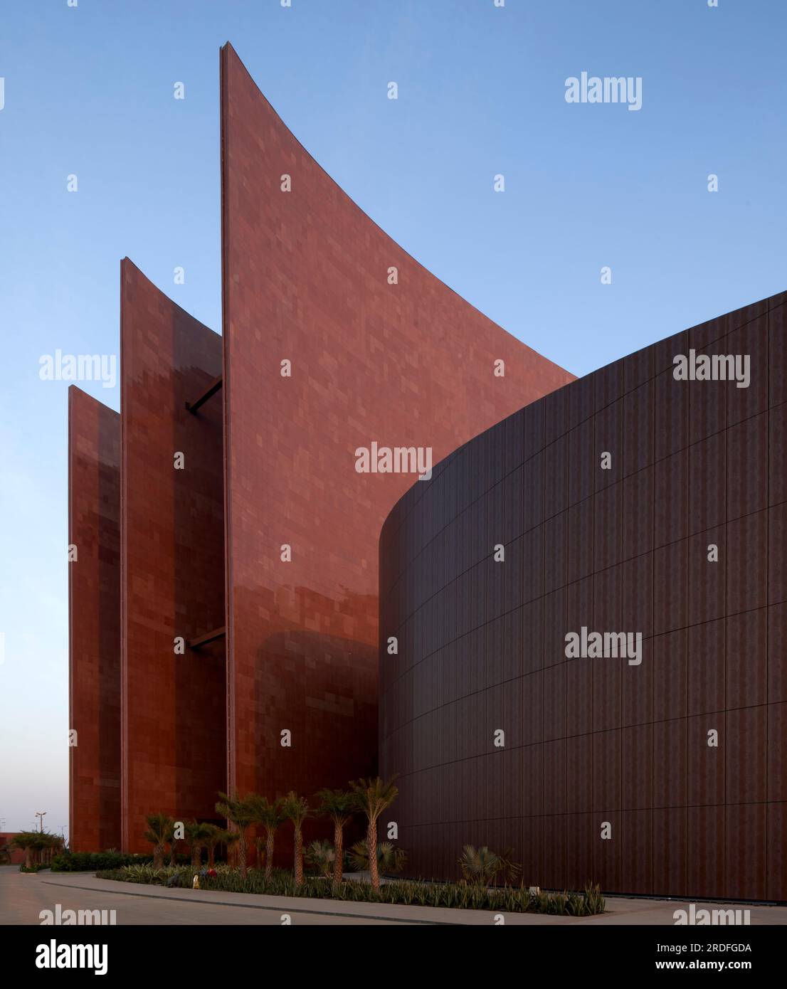 Exterior view. Surat Diamond Bourse, Surat, India. Architect ...