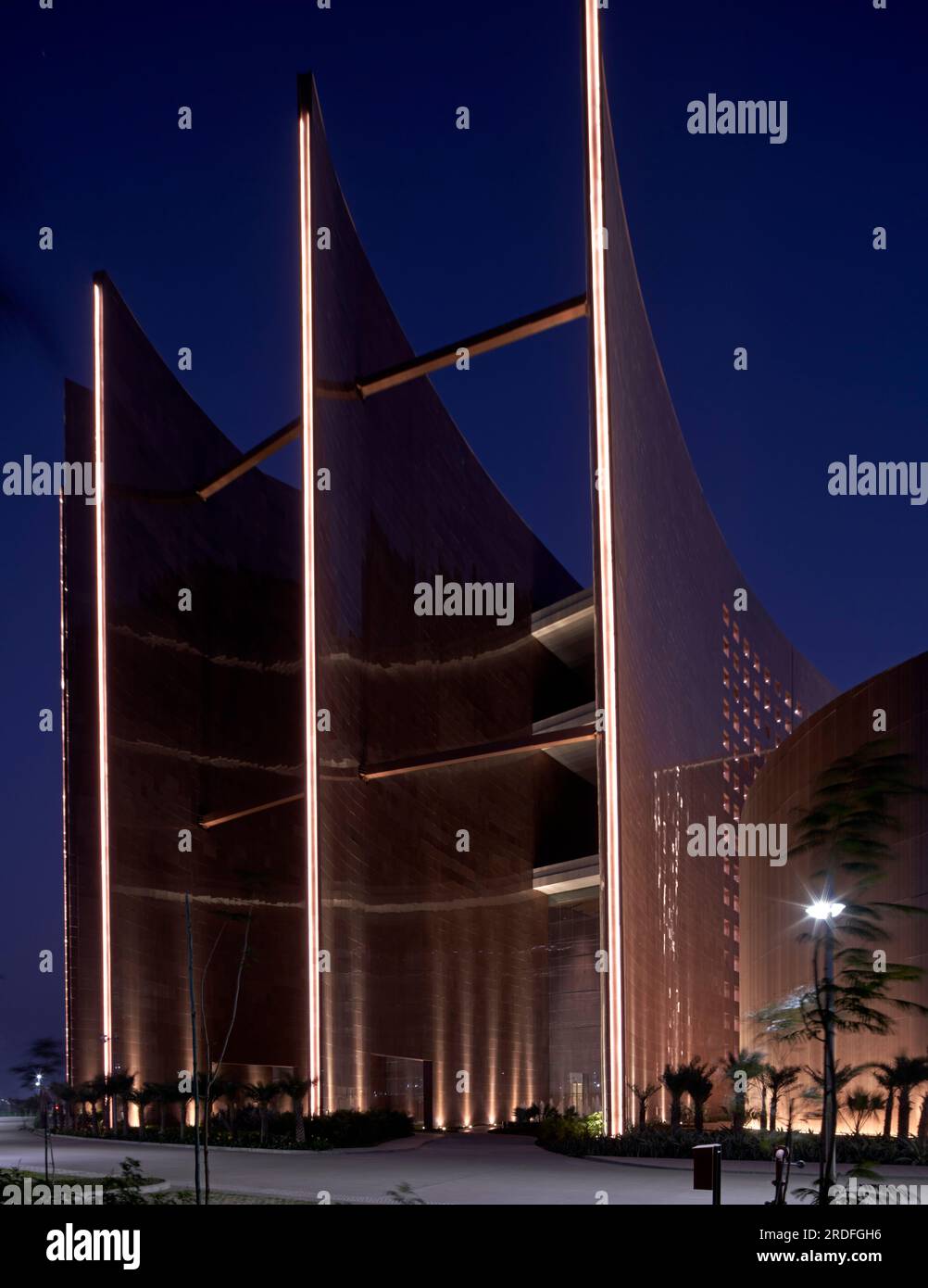 Dusk shot. Surat Diamond Bourse, Surat, India. Architect: Morphogenesis ...