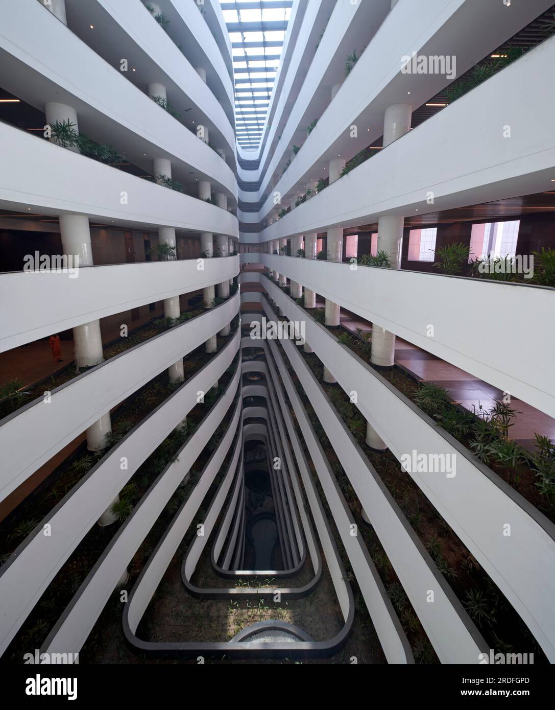 Atrium. Surat Diamond Bourse, Surat, India. Architect: Morphogenesis ...