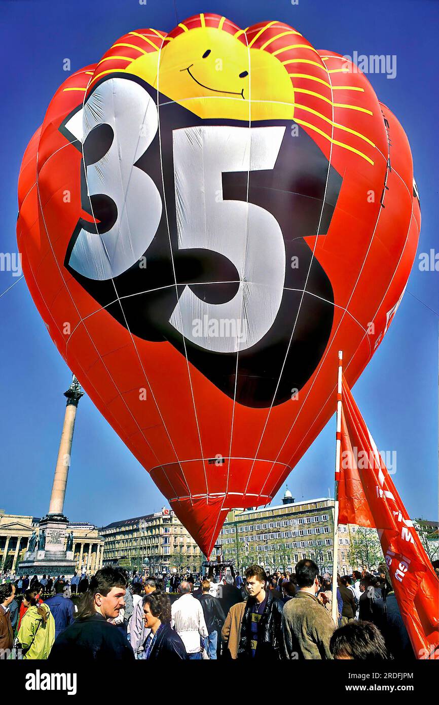 The 35-hour balloon on Stuttgart's Schlossplatz. Reduction of working ...