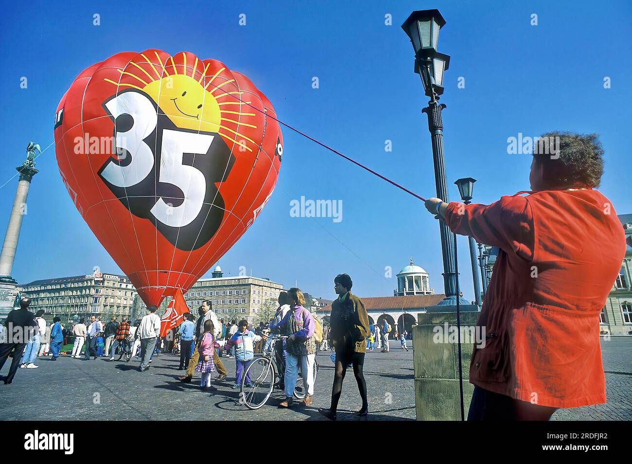 The 35-hour balloon on Stuttgart's Schlossplatz. Reduction of working ...