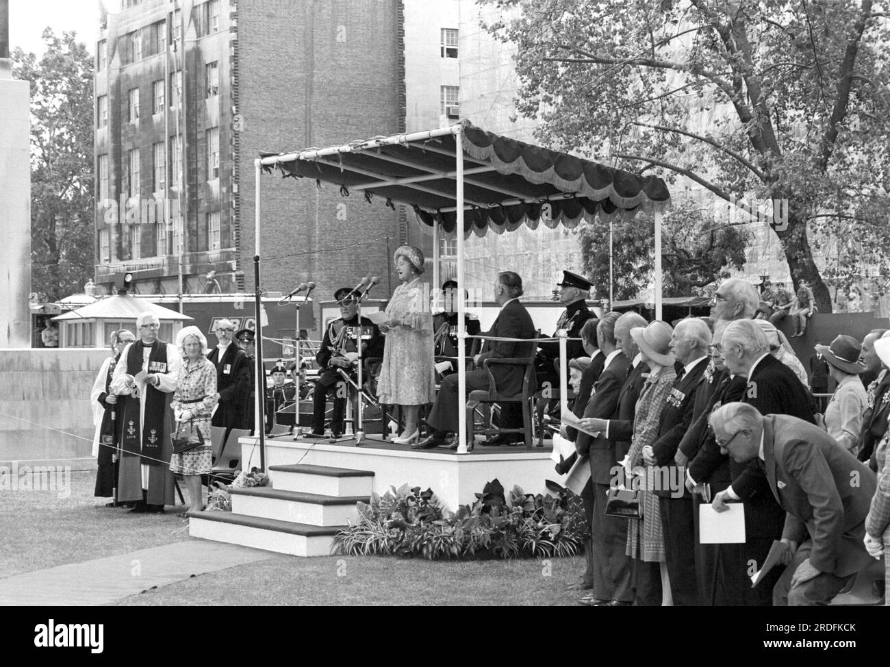 80-2930 HRH QUEEN ELIZABETH, QUEEN-MOTHER AT THE UNVEILING OF OSCAR ...