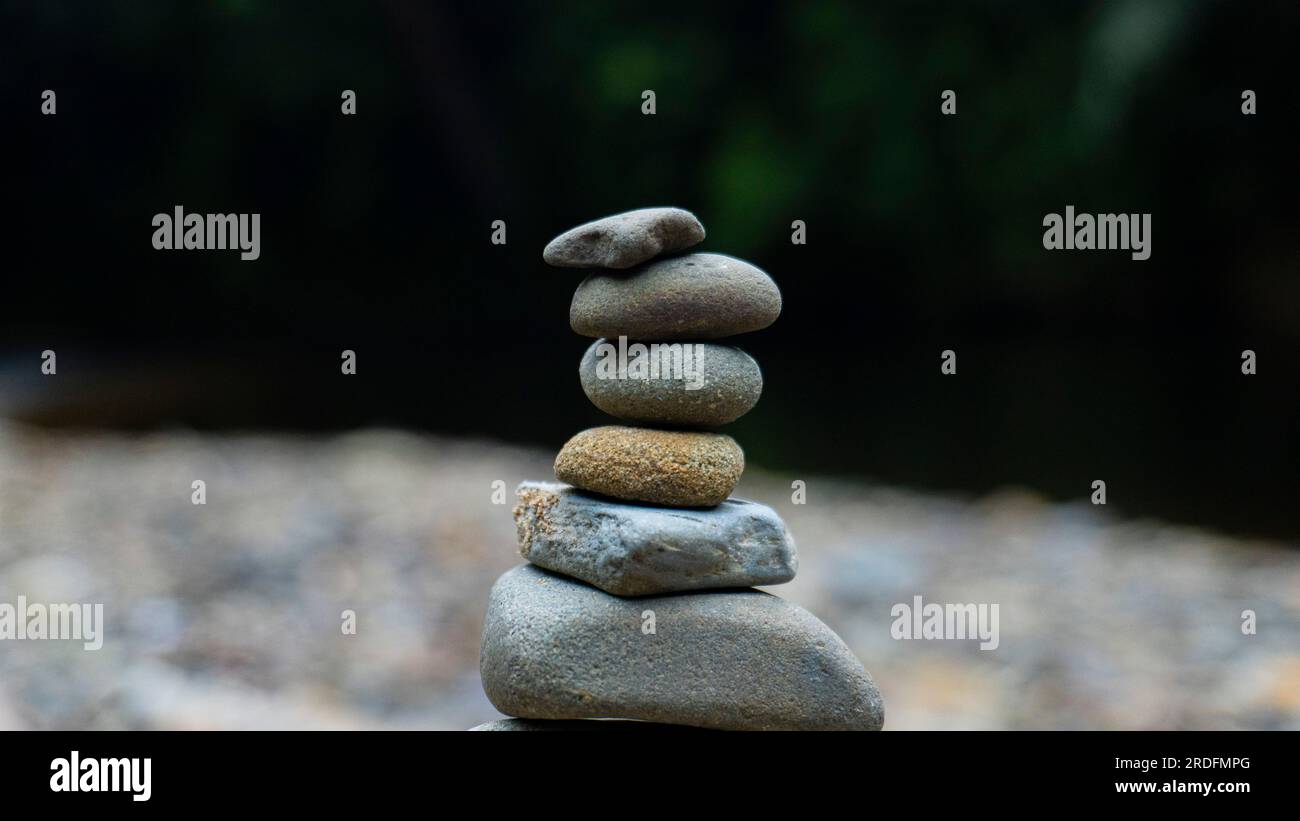Stones balanced in form hi-res stock photography and images - Alamy