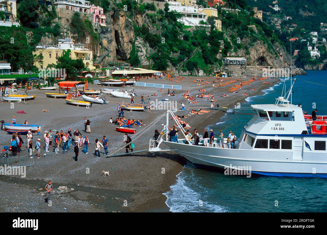 Beach, tourists leave excursion boat, Positano, Amalfi Coast, Campania ...
