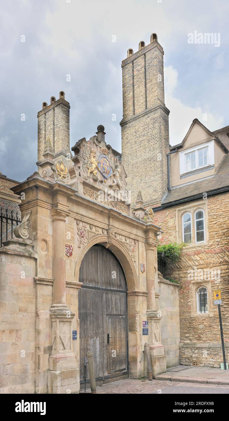 Gate entrance to Trinity College, University of Cambridge, England ...