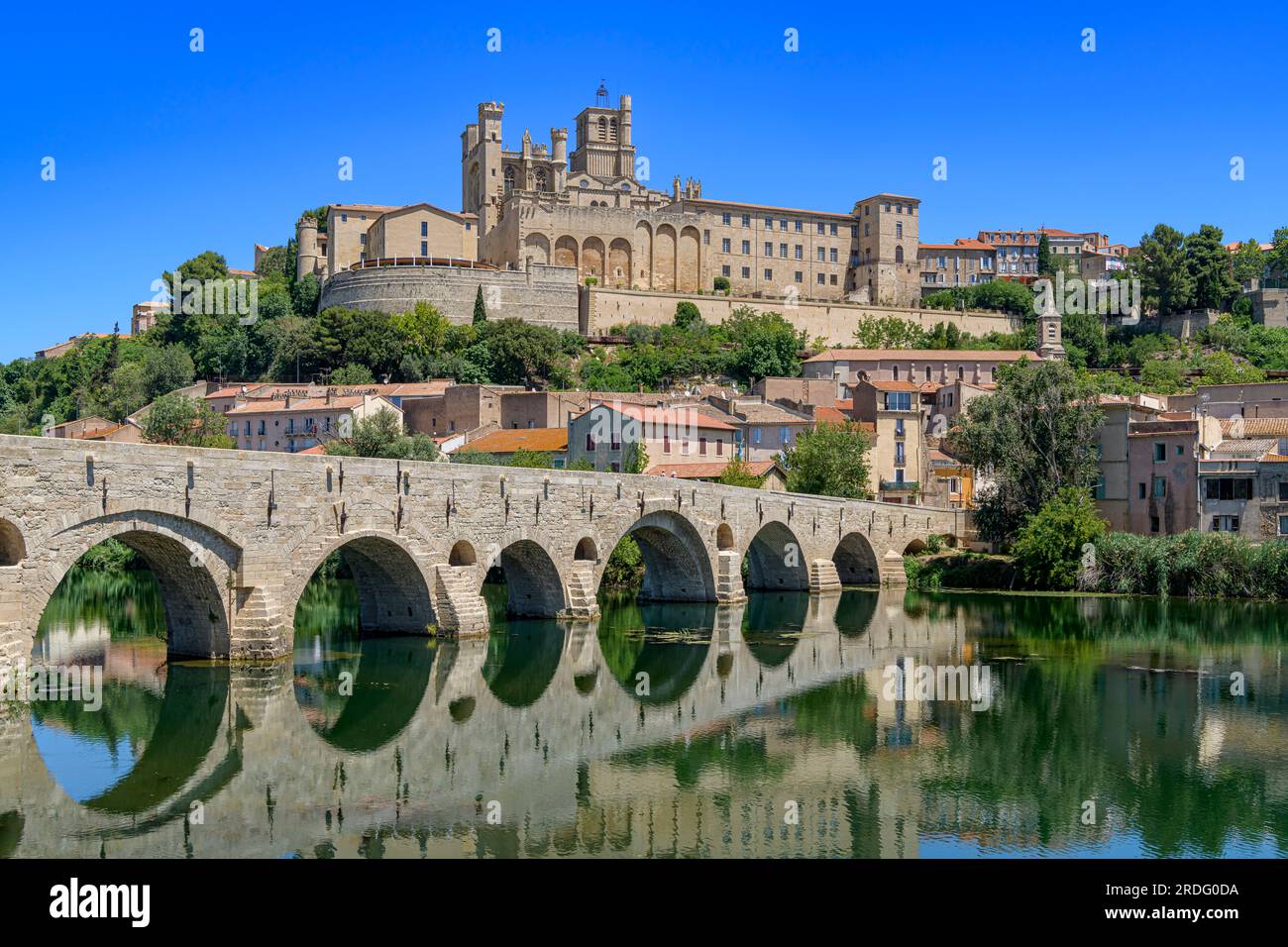 The most recognisable tourist attraction of Beziers is Pont Vieux - old ...