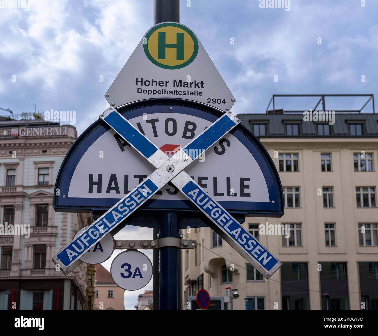Car bus vienna hi-res stock photography and images - Alamy