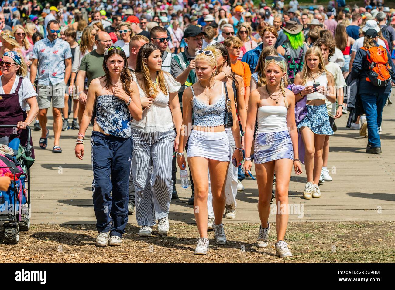 Henham Park, Suffolk, UK. 21st July, 2023. People head in to the main ...